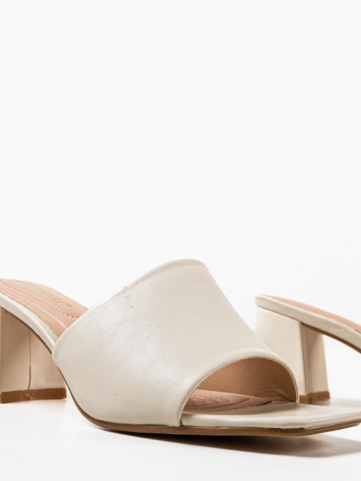 Saboti dama Pope Bej > Noua colecție este aici