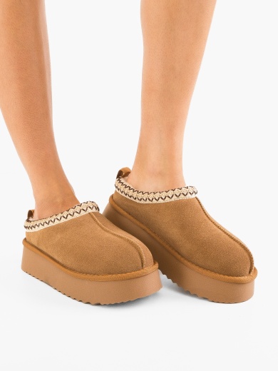 Papuci tip Ug Patch Camel > Noua colecție este aici