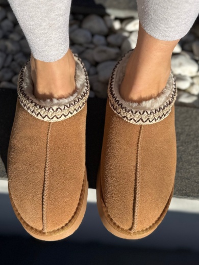 Papuci tip Ug Patch Camel > Noua colecție este aici