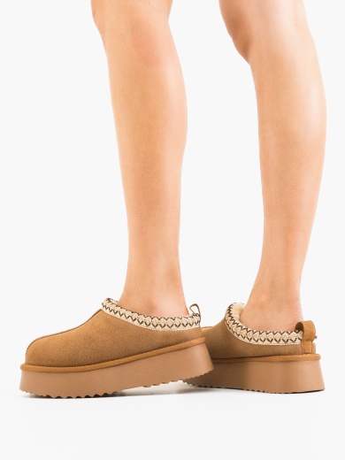 Papuci tip Ug Patch Camel > Noua colecție este aici